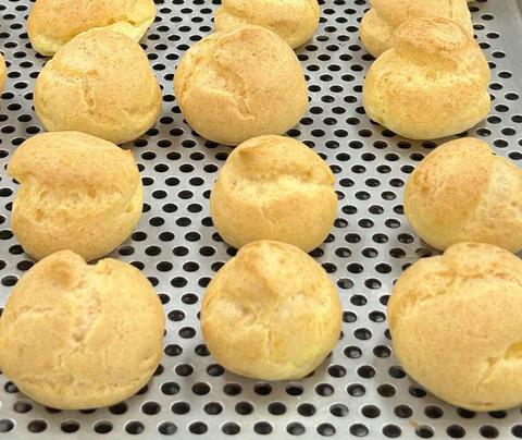 여러분은 달달한 슈크림을 좋아하시나요? 🇫🇷 슈(choux)는 프랑스어로 양배추를 뜻해요. 양배추를 닮은 생김새 때문에 ‘슈 ...
